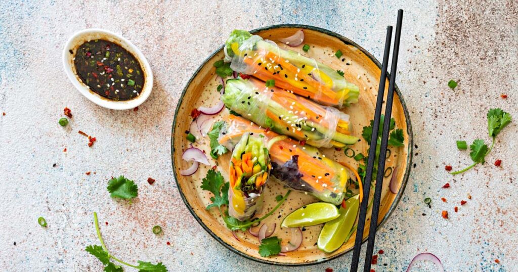Recept: knapperige springrolls met pittige dip - Happinez