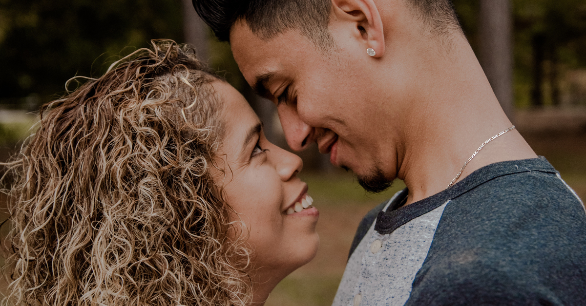 6 tekenen die wijzen op verliefdheid, volgens de wetenschap - Happinez