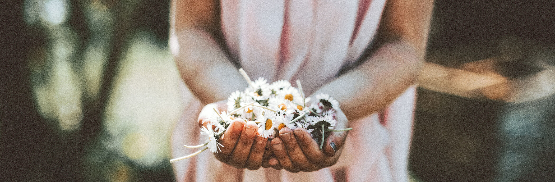 Waarom anderen helpen gelukkig maakt - als je het zó doet - Happinez