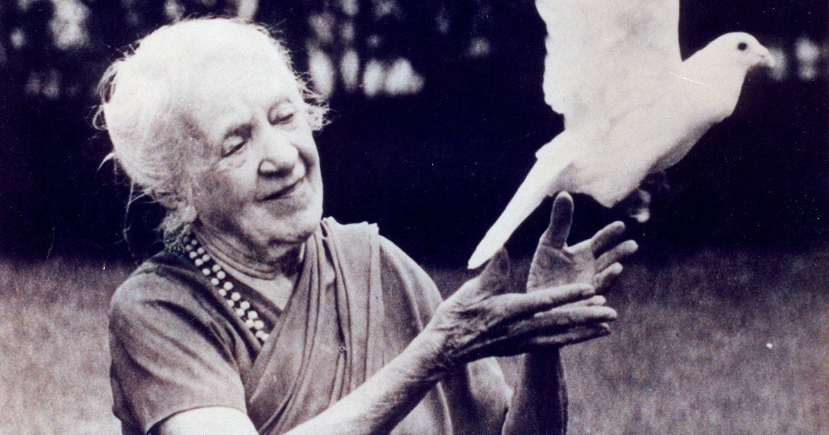 Het verhaal van 'de koningin van de yoga' Indra Devi - Happinez