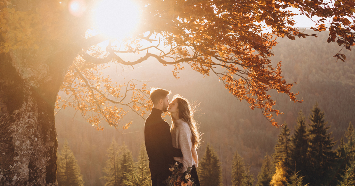 6 tekenen die wijzen op verliefdheid, volgens de wetenschap - Happinez